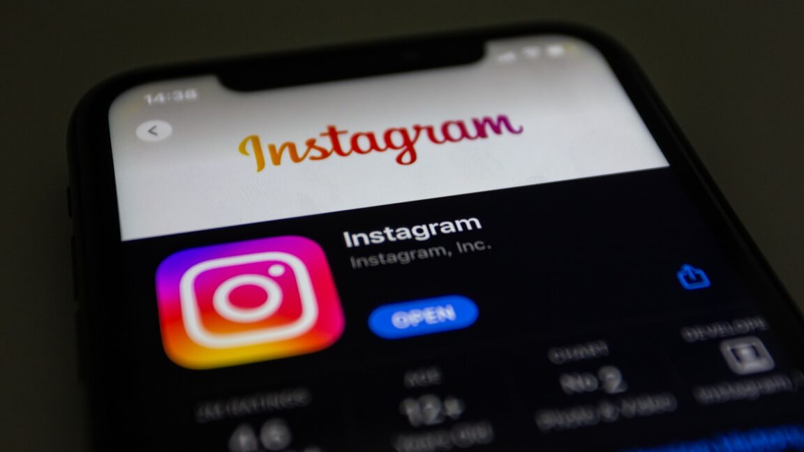 How To Zoom While Making Instagram Reels