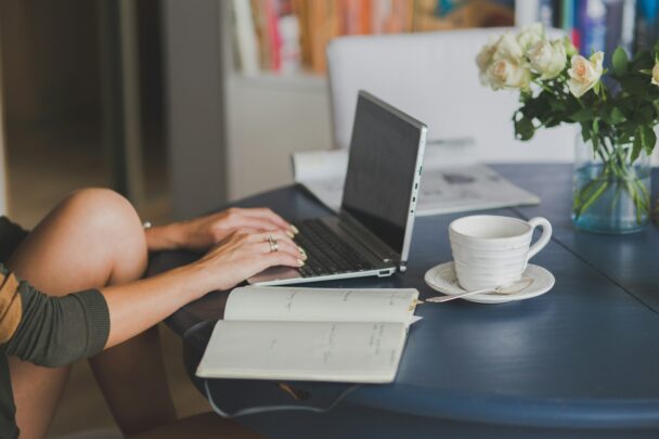 How To Create A Winning Freelance Profile Bio (With Examples)